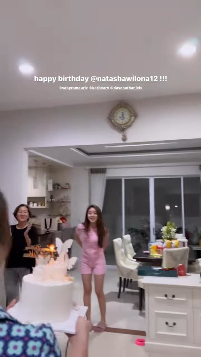 Dapat Kejutan dari Sahabat, Intip Momen Perayaan Ultah Natasha Willona | merdeka.com