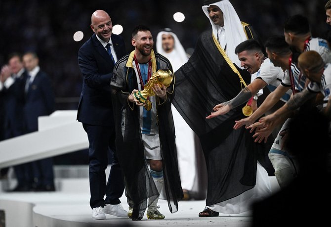 Ini Penjelasan Qatar Kenakan Jubah Hitam Bisht ke Messi saat Juara ...