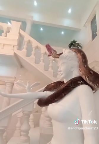 Potret Rumah Mewah Bak Istana di Garut, Bikin Ngeri Pagarnya 'Dijaga ...