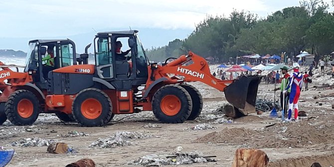 Pantai Kuta Kembali Dikotori Sampah Kiriman, 100 Petugas Kebersihan Dikerahkan | merdeka.com