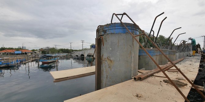 Pembangunan Tanggul di Utara Jakarta Ditargetkan Selesai 2027 | merdeka.com