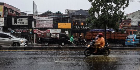 Jakarta akan Diguyur Hujan Minggu Pagi hingga Siang di Awal Tahun 2023 | merdeka.com