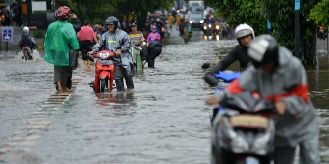 Diguyur Hujan Tiga Ruas Jalan Di Jakarta Ini Tergenang Banjir