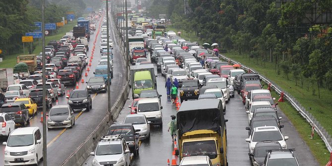 Jalur Puncak One Way Arah Jakarta, Sebaliknya Disetop Sementara | merdeka.com