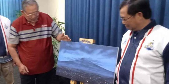 Lukisan Gunung Ciremai, Karya SBY yang Terinspirasi dari Alam Usai Salat Subuh