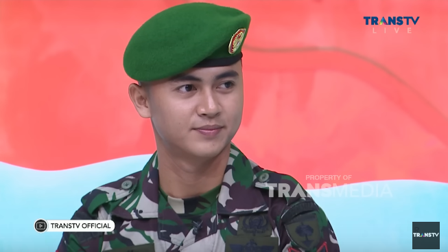 Putih dan Tampan, Tak Disangka Gaji Serda Hamka Semuanya untuk Orangtua