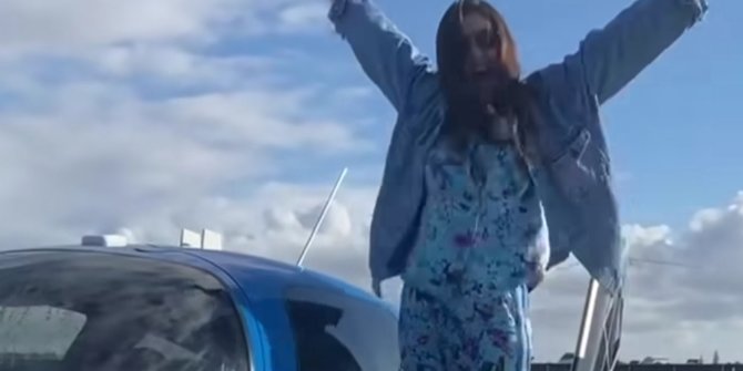 4 Momen Raline Shah Terbangkan Pesawat Sendiri, Curi Perhatian | merdeka.com