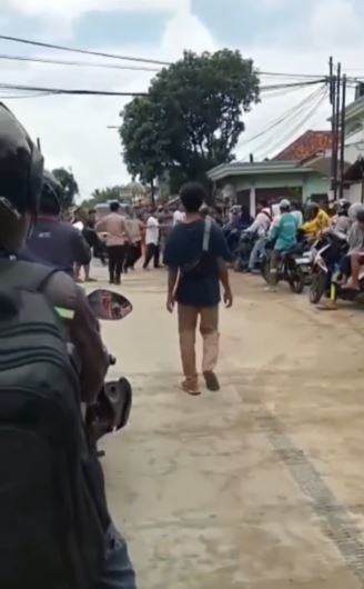 Sok Jagoan Acungkan Pistol karena Ogah Antre, Pria ini Langsung ... Sok Jagoan Acungkan Pistol karena Ogah Antre, Pria ini Langsung ...