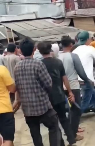Sok Jagoan Acungkan Pistol karena Ogah Antre, Pria ini Langsung ... Sok Jagoan Acungkan Pistol karena Ogah Antre, Pria ini Langsung ...