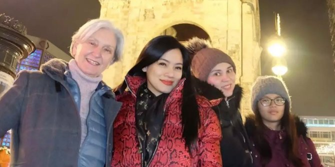 Jarang Tersorot, Ini Potret Kedekatan 6 Artis dengan Mertua Bulenya | merdeka.com