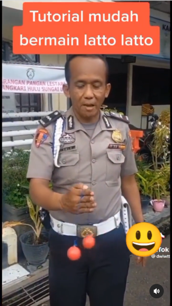 Polisi Ini Bagikan Tutorial Main Lato-Lato, Sudah Serius Ujungnya Tak ... Polisi Ini Bagikan Tutorial Main Lato-Lato, Sudah Serius Ujungnya Tak ...