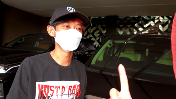 Raditya Dika Nebeng Mobil Baru Yono Bakrie Juara Suca X ke Restoran ...