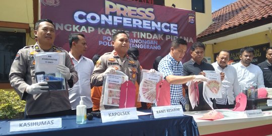 Modal Rp300.000, Sindikat Ini Edarkan Uang Palsu di Facebook | merdeka.com Modal Rp300.000, Sindikat Ini Edarkan Uang Palsu di Facebook | merdeka.com