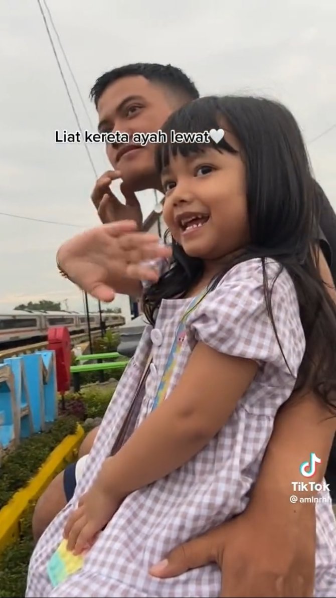 Bikin Melow, Begini Momen Anak Masinis Panggil Ayahnya saat Kereta Lewat | merdeka.com