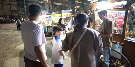 Intip Momen Lucu Rafathar Makan di Pinggir Jalan, Sempat Tak Tahu Lontong