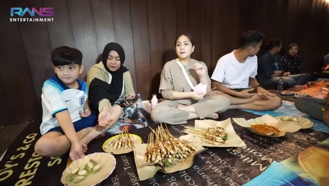 Intip Momen Lucu Rafathar Makan di Pinggir Jalan, Sempat Tak Tahu Lontong