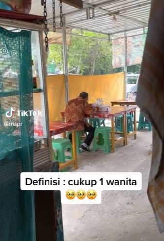 Bapak-bapak Video Call dengan Istri saat Makan di Warung, Bikin Baper