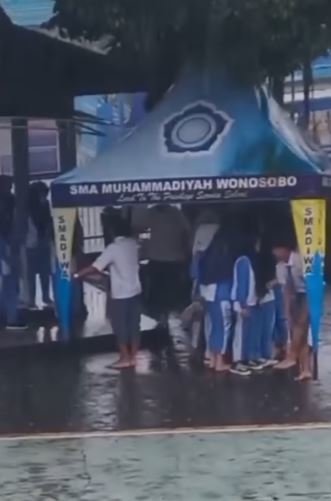 Unik, Sekumpulan Pria SMA Pakai Tenda untuk Bantu Temannya Lewati Hujan ...