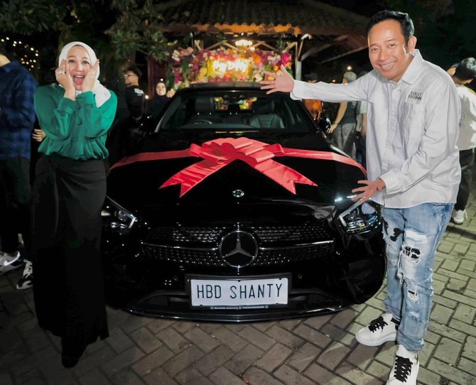Penampakan Mobil Mewah Hadiah Denny Cagur untuk Sang Istri di Momen ...