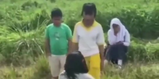 Pukuli Teman Sendiri, Video Bullying Remaja Ini Viral dan Bikin Miris