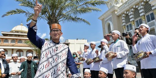 Dampingi Jokowi, Sandiaga Uno Kaget Diajak Emak-Emak Foto Pakai Ini | merdeka.com
