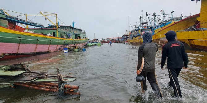 Sejumlah Wilayah Pesisir Berpotensi Banjir Rob Imbas Fase Bulan Baru, Ini Daftarnya | merdeka.com
