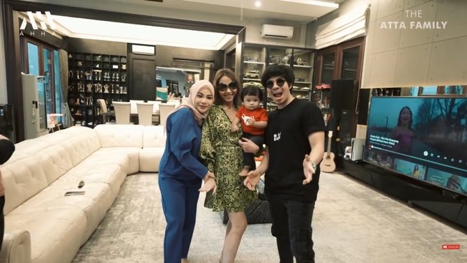 Jadi 'Baby Sitter' Ameena, Ini Potret Bunda Corla saat Main ke Rumah ... Jadi 'Baby Sitter' Ameena, Ini Potret Bunda Corla saat Main ke Rumah ...