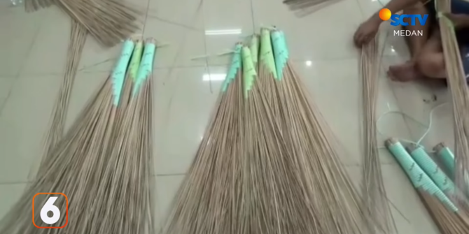 Warga Binaan Kasus Narkoba Diberdayakan Membuat Sapu Lidi, Sudah Diekspor ke Dubai | merdeka.com