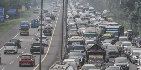 Polisi Berlakukan One Way Arah Jakarta di Jalur Puncak | merdeka.com