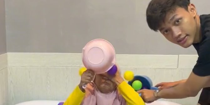 Tirukan Mandi Lumpur yang Viral, Aksi Nenek Mandi Bola Ini Bikin Ngakak | merdeka.com