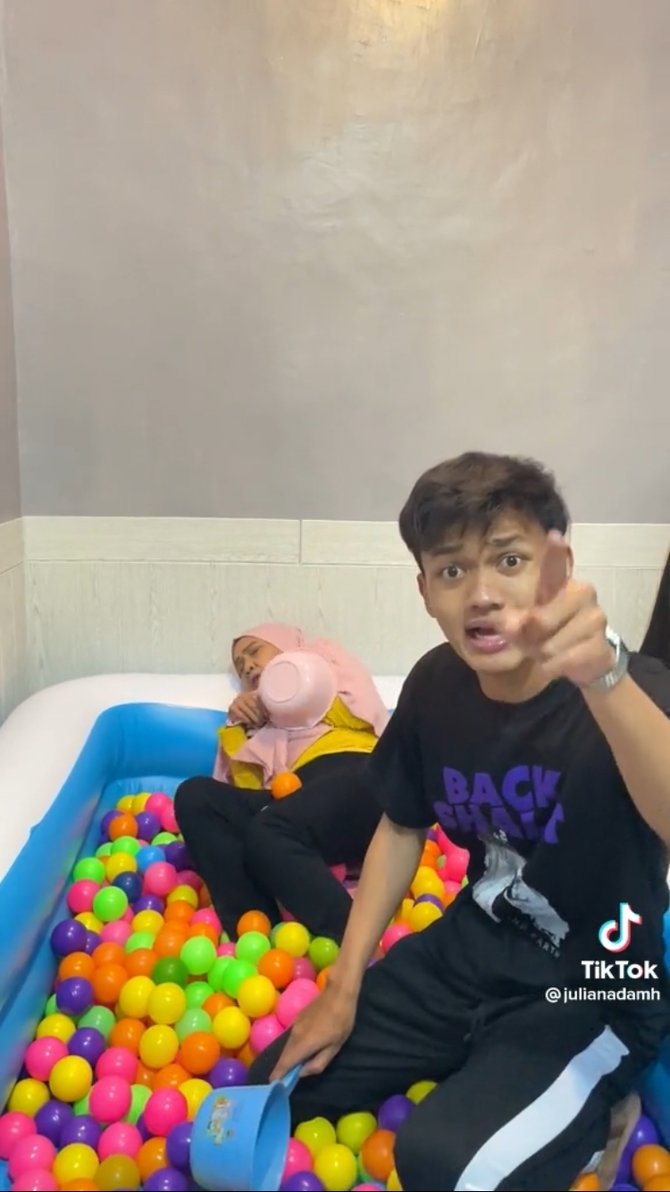 Tirukan Mandi Lumpur yang Viral, Aksi Nenek Mandi Bola Ini Bikin Ngakak ... Tirukan Mandi Lumpur yang Viral, Aksi Nenek Mandi Bola Ini Bikin Ngakak ...
