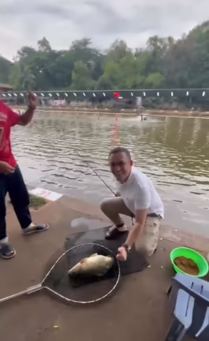Kompol Beddy 'Ratakan' Mancing Ikan di Kolam, Hasil Tangkapan Bikin ...