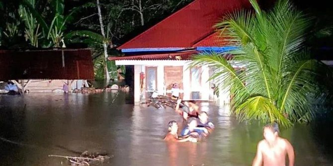 Banjir dan Longsor di Sumbar, Dua Warga Dilaporkan Tewas | merdeka.com