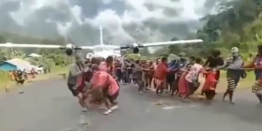Pesawat SAM Air Tergelincir di Puncak Papua,Aparat & Warga Menariknya ...