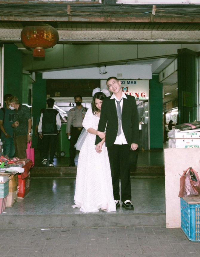 5 Potret Prewedding Julian Jacob dan Mirriam Eka di Pasar Tradisional ...