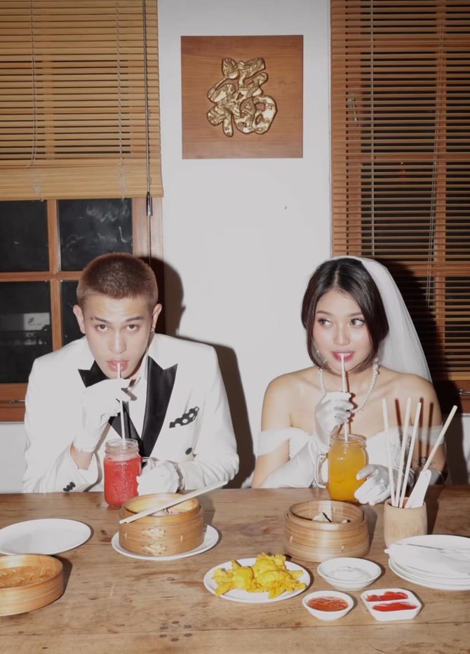 5 Potret Prewedding Julian Jacob dan Mirriam Eka di Pasar Tradisional ...