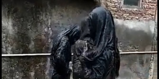 Viral Aksi Siswi Naik Motor Bonceng 3 Lalu Masuk Got, Hitam Bak Pakai ...