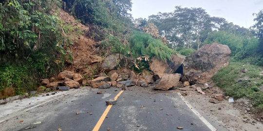 Badan Jalan Tertutup Longsor 10 Meter, Aceh Tengah-Gayo Lues Lumpuh Total | merdeka.com