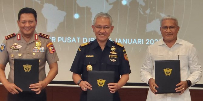Polri Gandeng Bea Cukai Cegah Barang Ilegal Transnasional Masuk Indonesia | merdeka.com