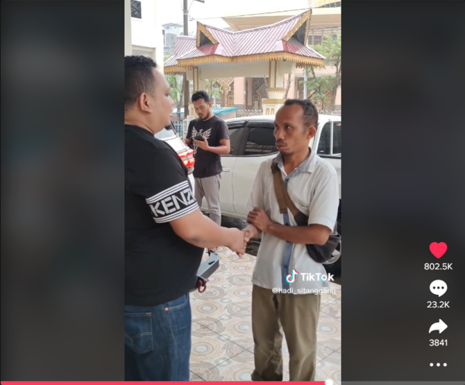 Wajah Pasrah & Bingung Bapak Tukang Becak Tabrak Mobil Mewah, Endingnya Bikin Haru | merdeka.com