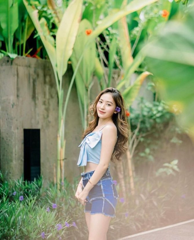 Main di Pantai hingga Air Terjun, Ini Momen Seru Liburan Natasha Willona di Bali | merdeka.com