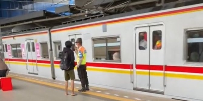 Petugas Security Stasiun Bantu Sandal Penumpang yang Jatuh Ini Viral ...
