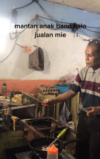Lain dari yang Lain, Penjual Nasi Goreng Ini Masak Pakai Cara Unik ...