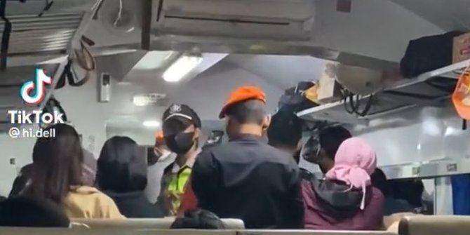 Viral Seorang Ibu Melahirkan di Kereta, Bikin Heboh Satu Gerbong | merdeka.com