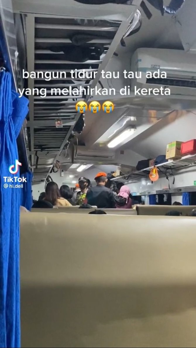Viral Seorang Ibu Melahirkan di Kereta, Bikin Heboh Satu Gerbong | merdeka.com