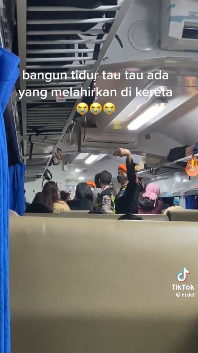 Viral Seorang Ibu Melahirkan di Kereta, Bikin Heboh Satu Gerbong | merdeka.com