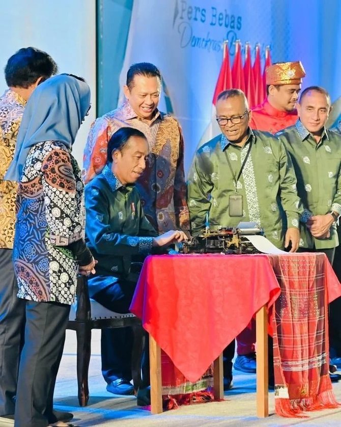 Jokowi Hadiri Peringatan Hari Pers Nasional di Medan, Ini Harapannya | merdeka.com