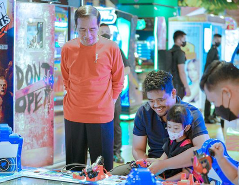 Potret Momen Jokowi Bertemu Cucunya di Medan, Diajak Nahyan Main Game di Mall | merdeka.com