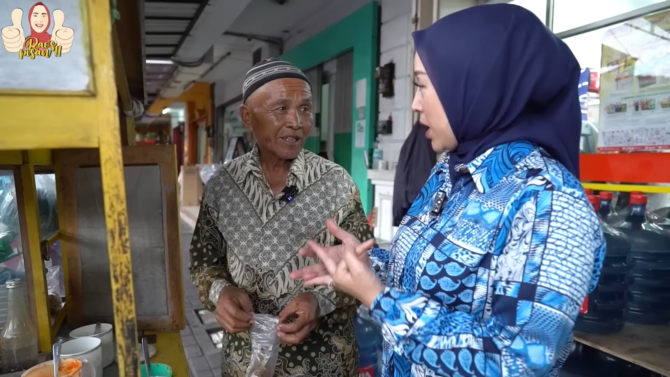 Teh Shanty Menangis Mendengar Cerita Si Kakek Tukang Bakso, Ternyata Satu Kampung | merdeka.com