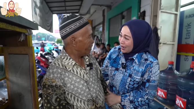 Teh Shanty Menangis Mendengar Cerita Si Kakek Tukang Bakso, Ternyata Satu Kampung | merdeka.com